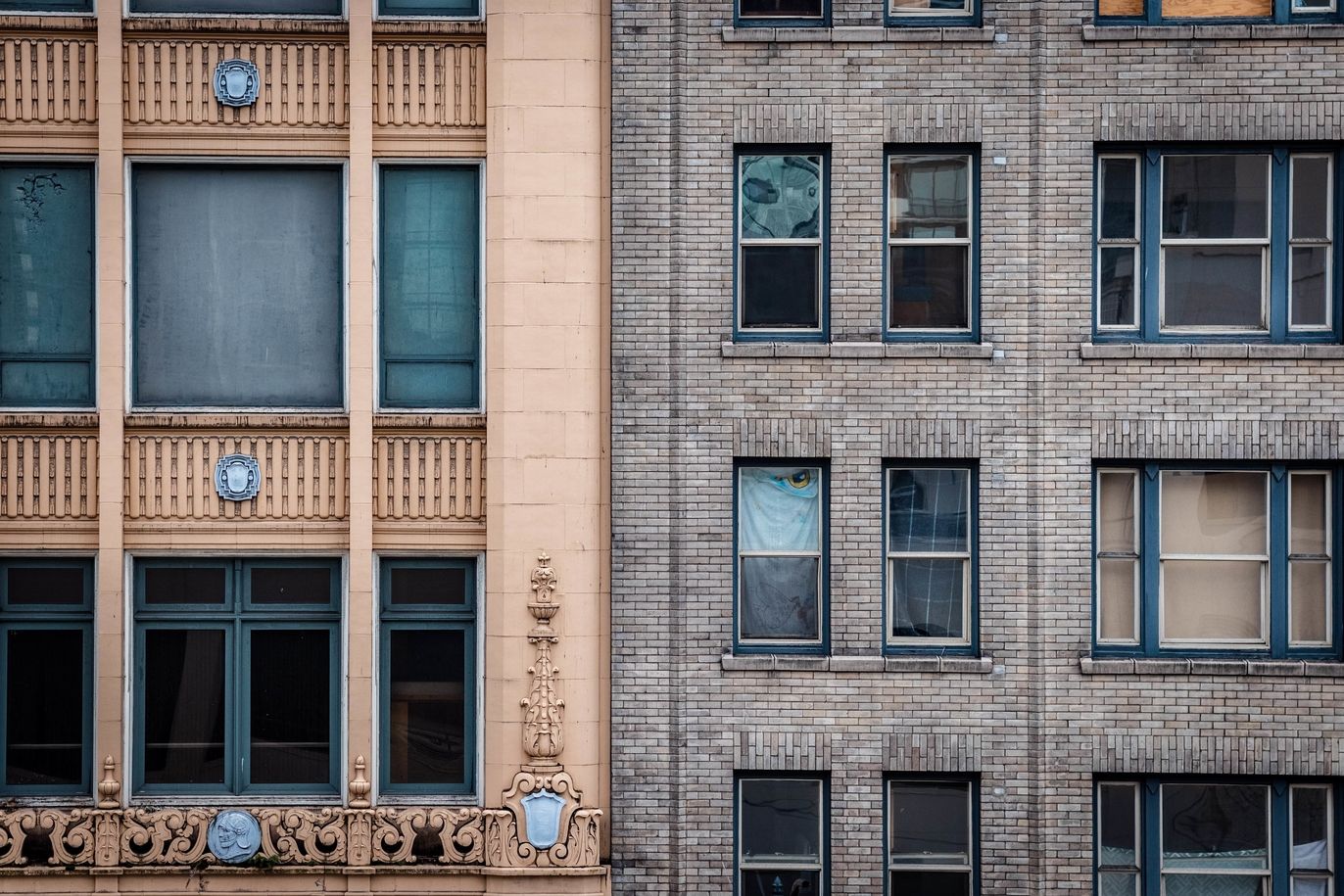 Juxtaposition in Photography | 5 Examples & 3 Tips | Wedio